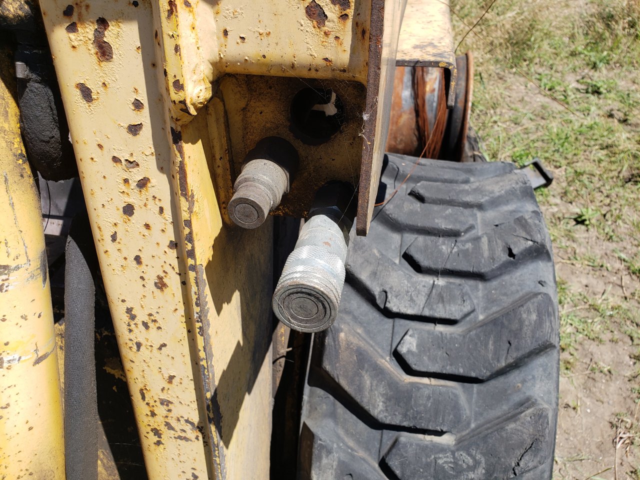 Gehl SL4835SXT Equip Auxiliary Coupler for Sale