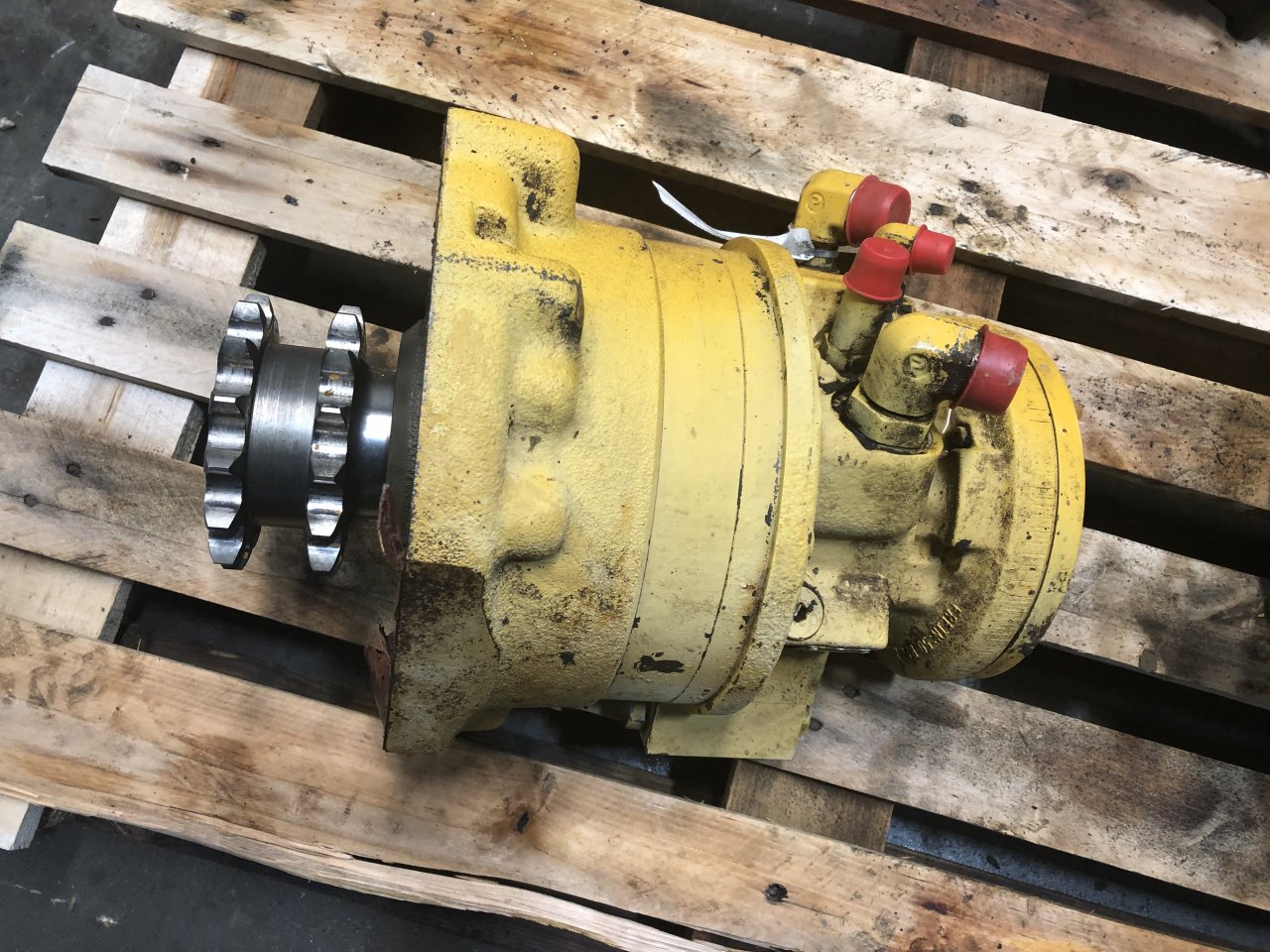AT392364 | John Deere 320D Hydraulic Motor for Sale