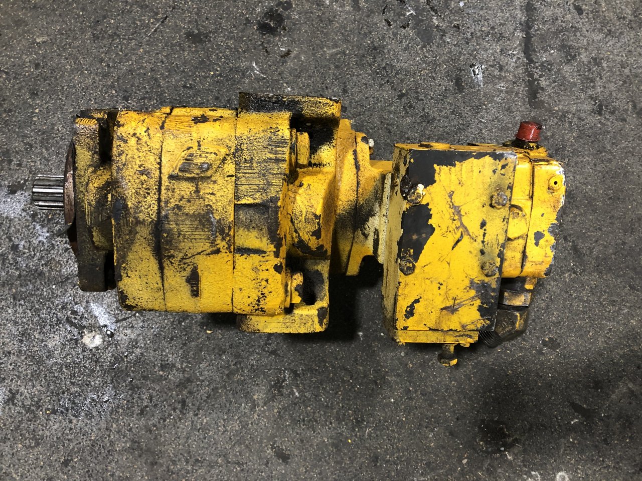 AT103944 | John Deere 544G Hydraulic Pump for Sale