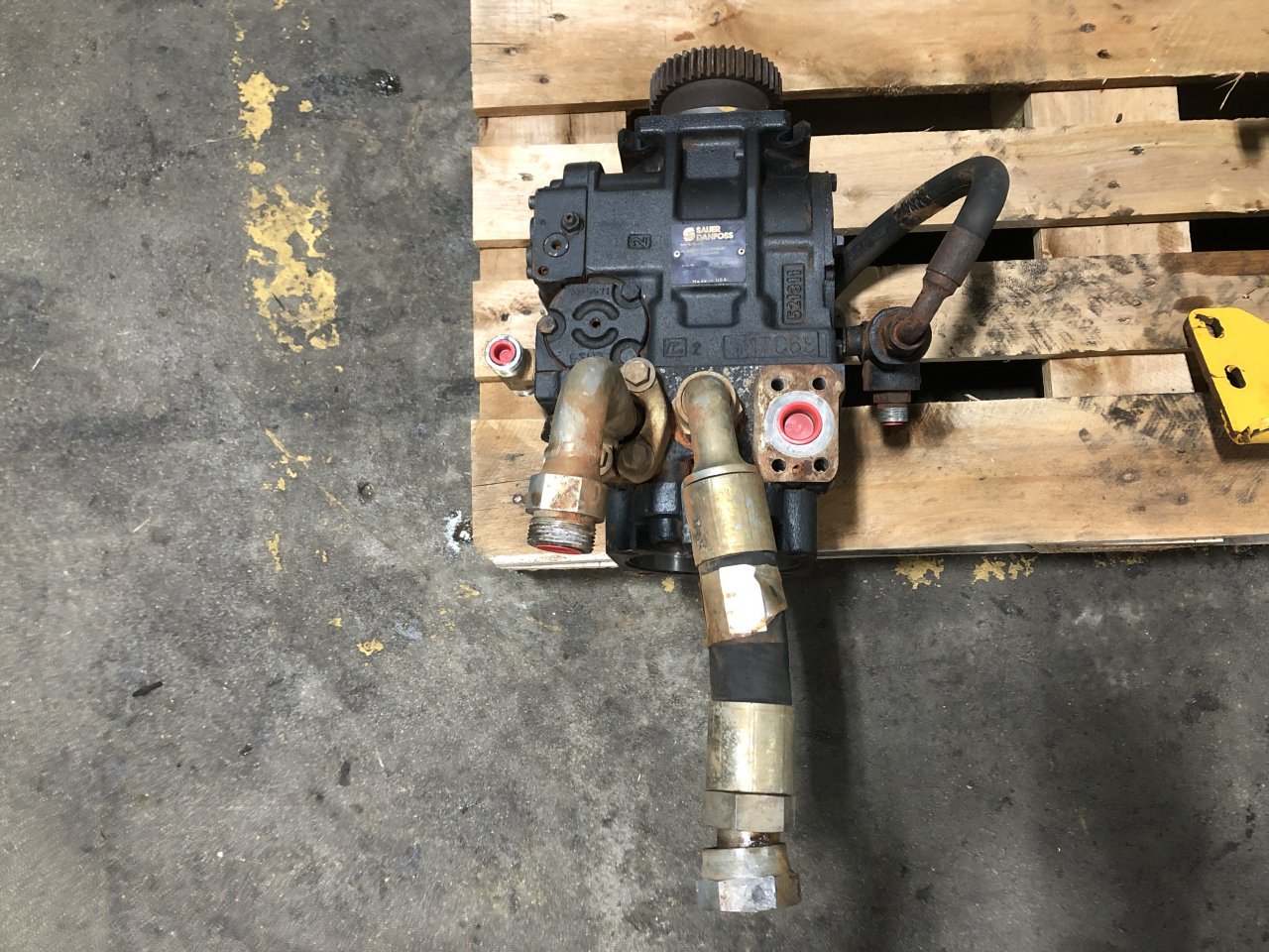 AT330362 | John Deere 700J XLT Equip Hydrostatic Pump for Sale