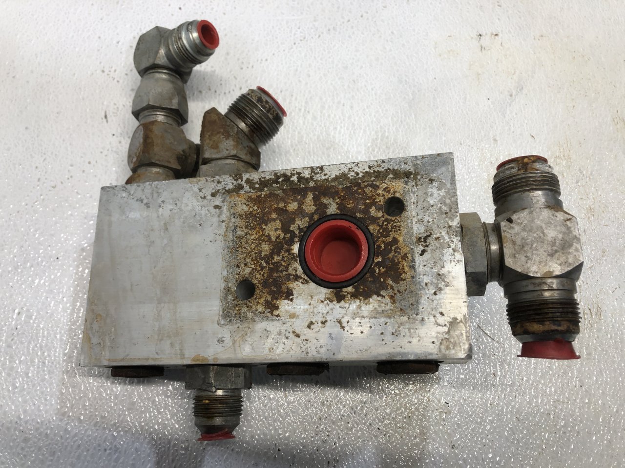 D137500 | Case 1845C Hydraulic Valve for Sale