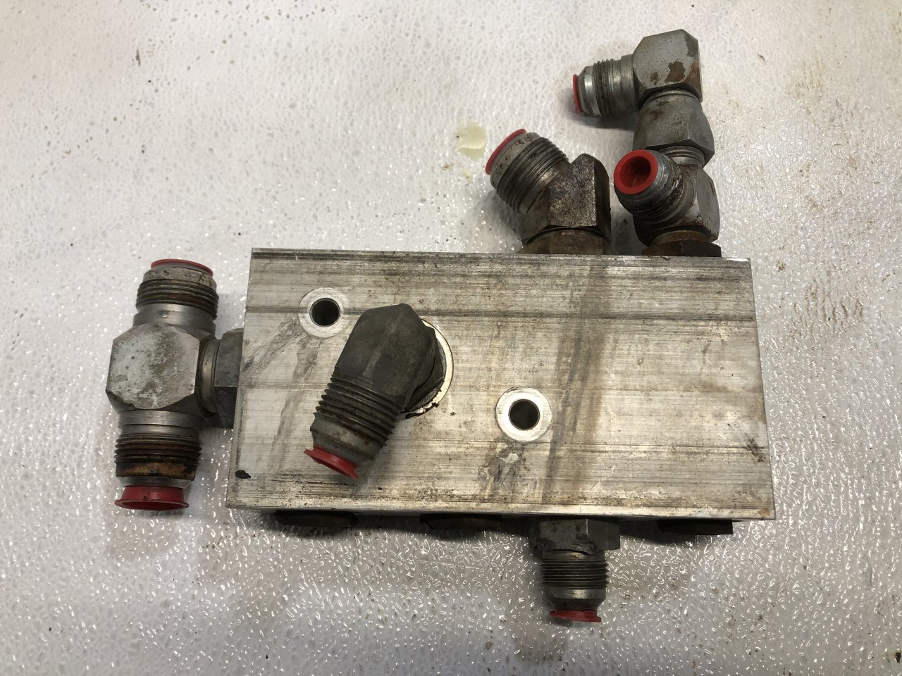 D137500 | Case 1845C Hydraulic Valve for Sale
