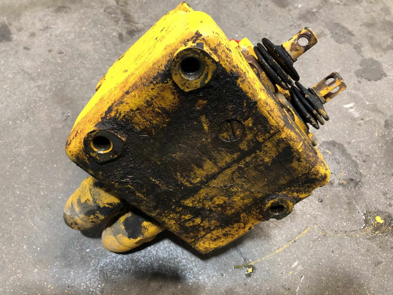 AT29662 | John Deere 310 Hydraulic Valve for Sale