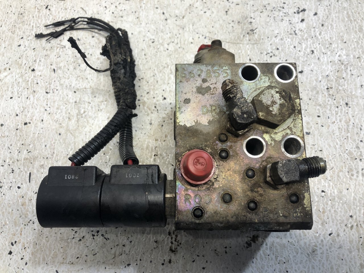 6678554 | John Deere 318G Hydraulic Valve for Sale