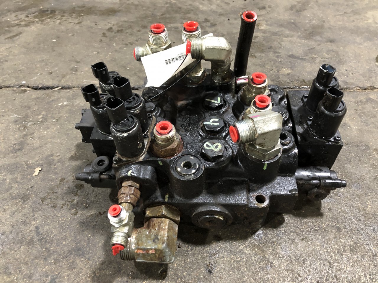AT460509 | John Deere 318G Hydraulic Valve for Sale