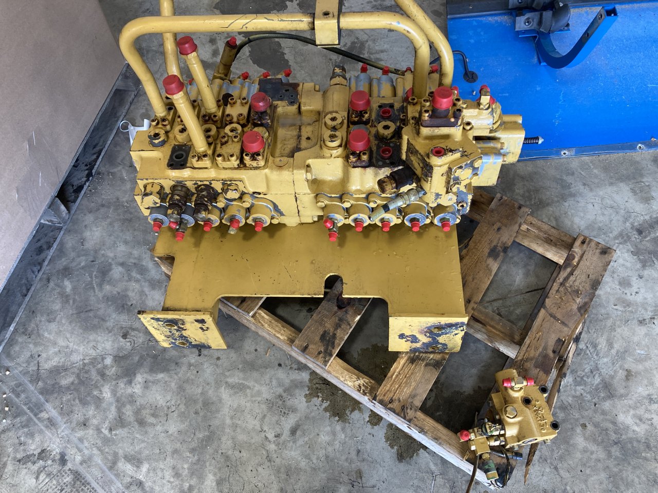 CAT 320L Hydraulic Valve for Sale