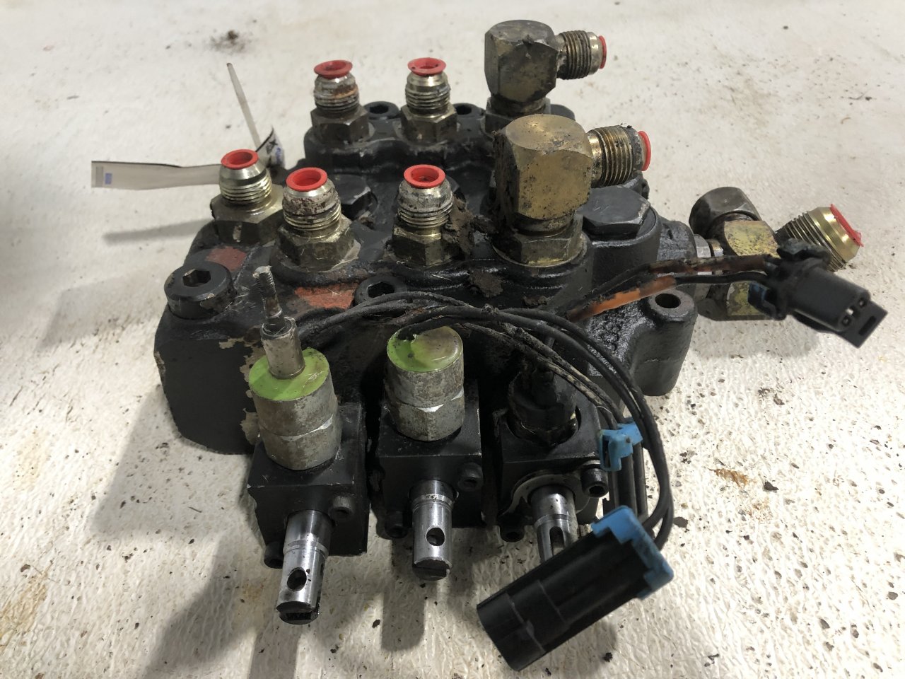 87446760 | Case 435 Hydraulic Valve for Sale