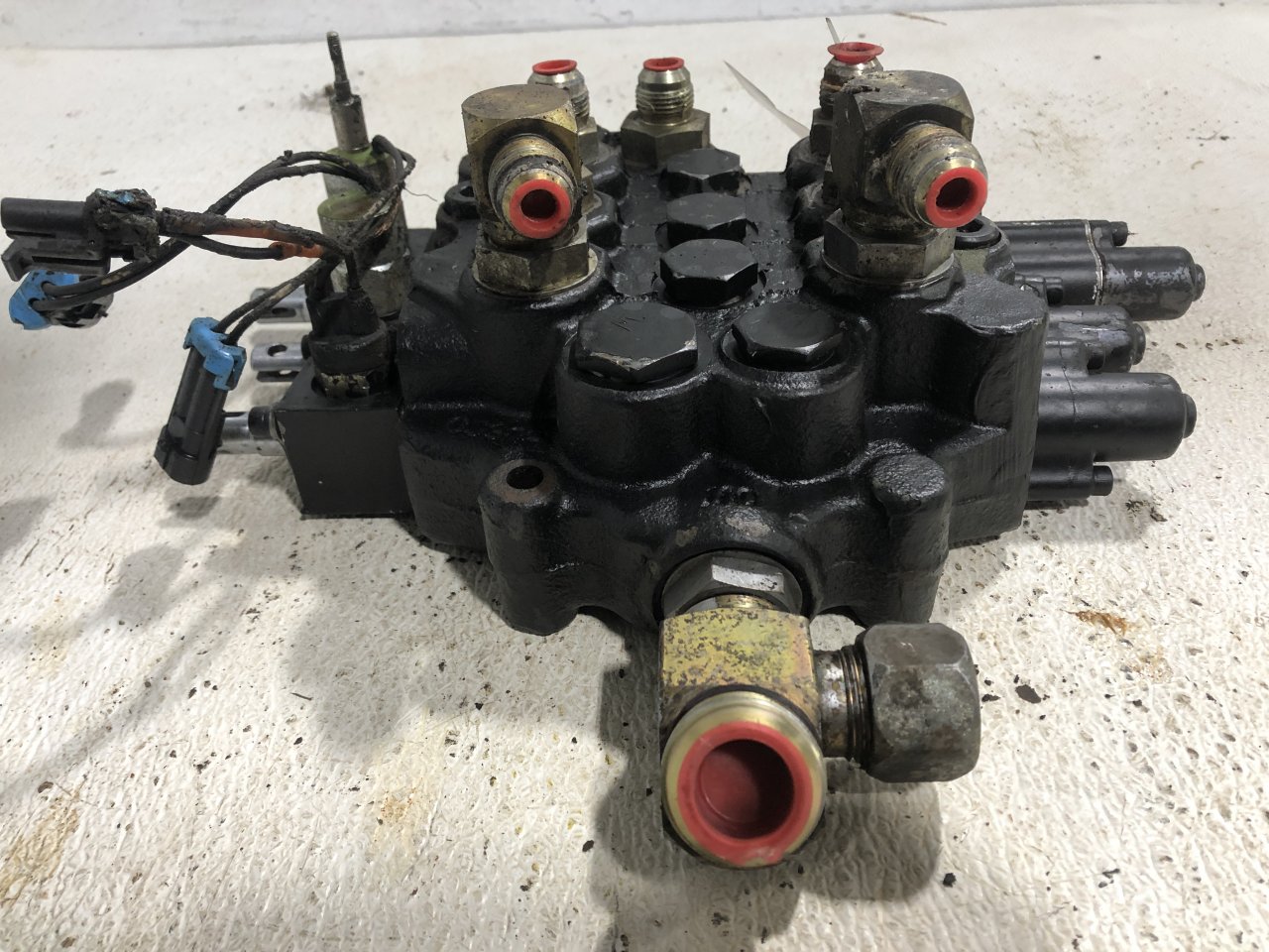 87446760 | Case 435 Hydraulic Valve for Sale