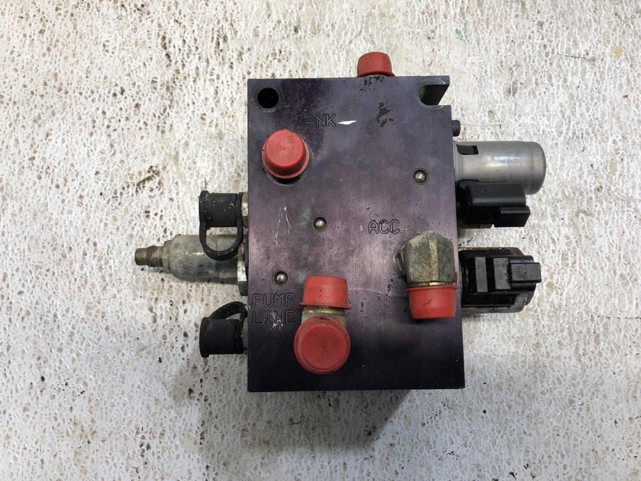 AT325316 | John Deere 444J Hydraulic Valve for Sale
