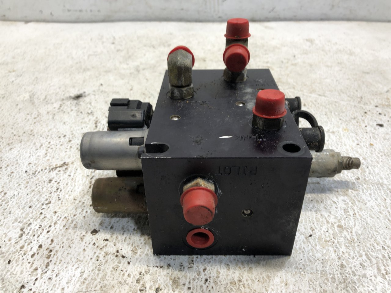AT325316 | John Deere 444J Hydraulic Valve for Sale