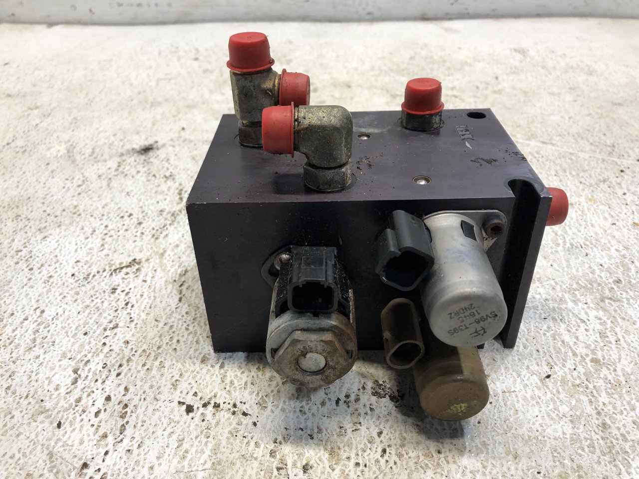 AT325316 | John Deere 444J Hydraulic Valve for Sale