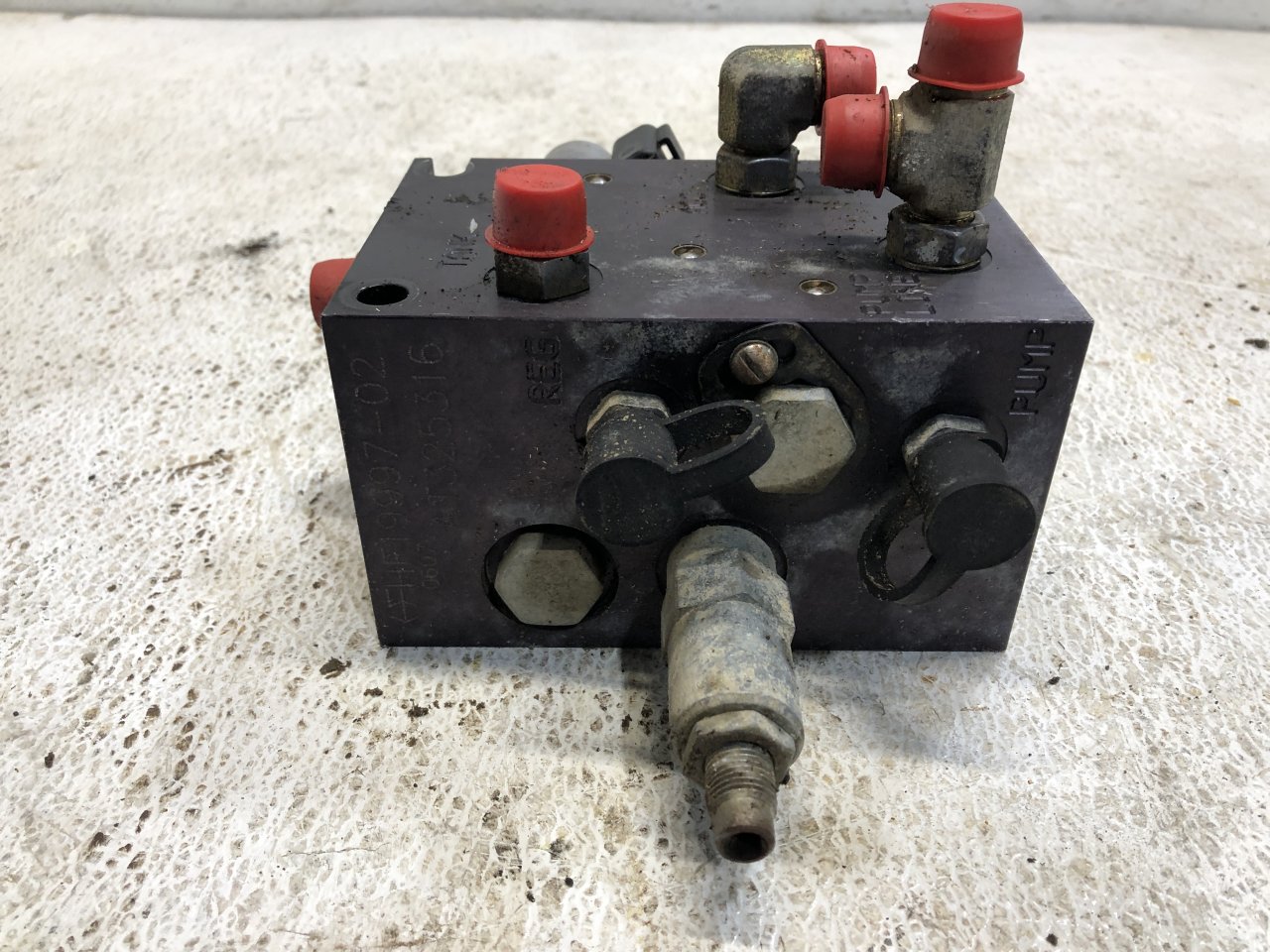 AT325316 | John Deere 444J Hydraulic Valve for Sale