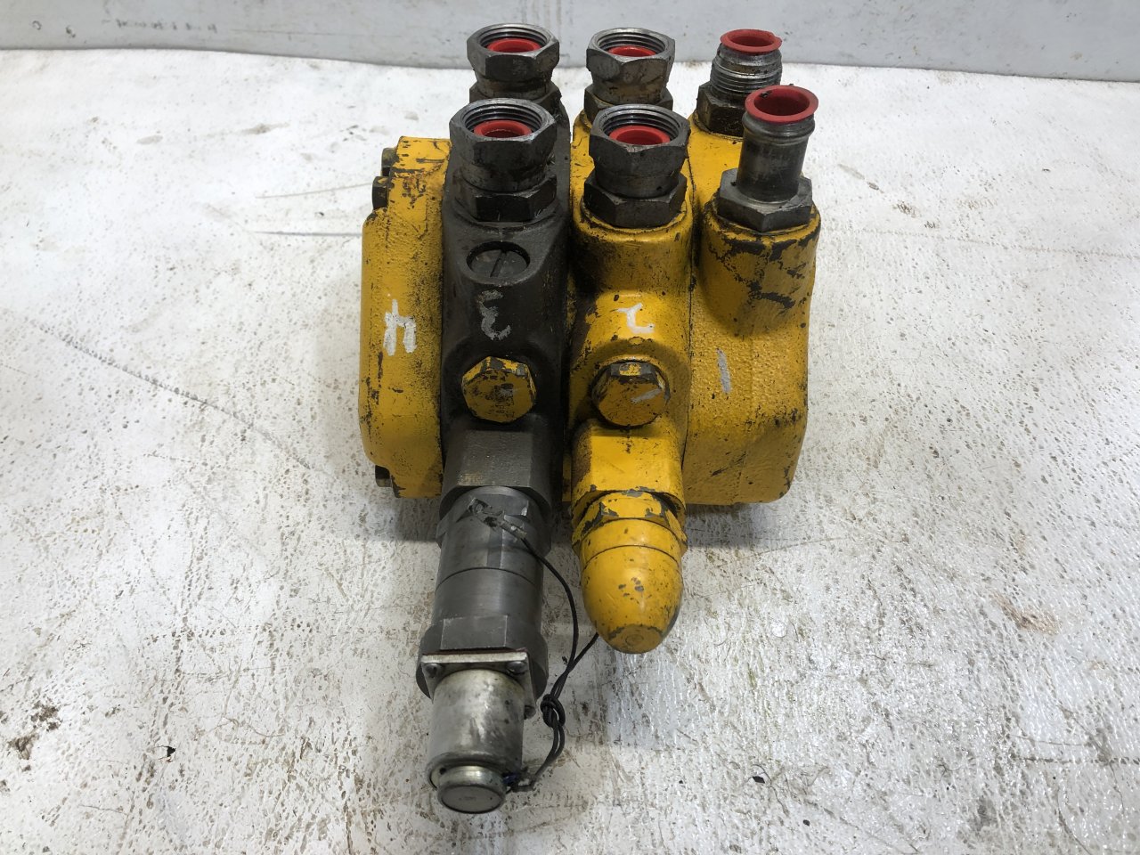 AT39958 | John Deere 544B Hydraulic Valve for Sale