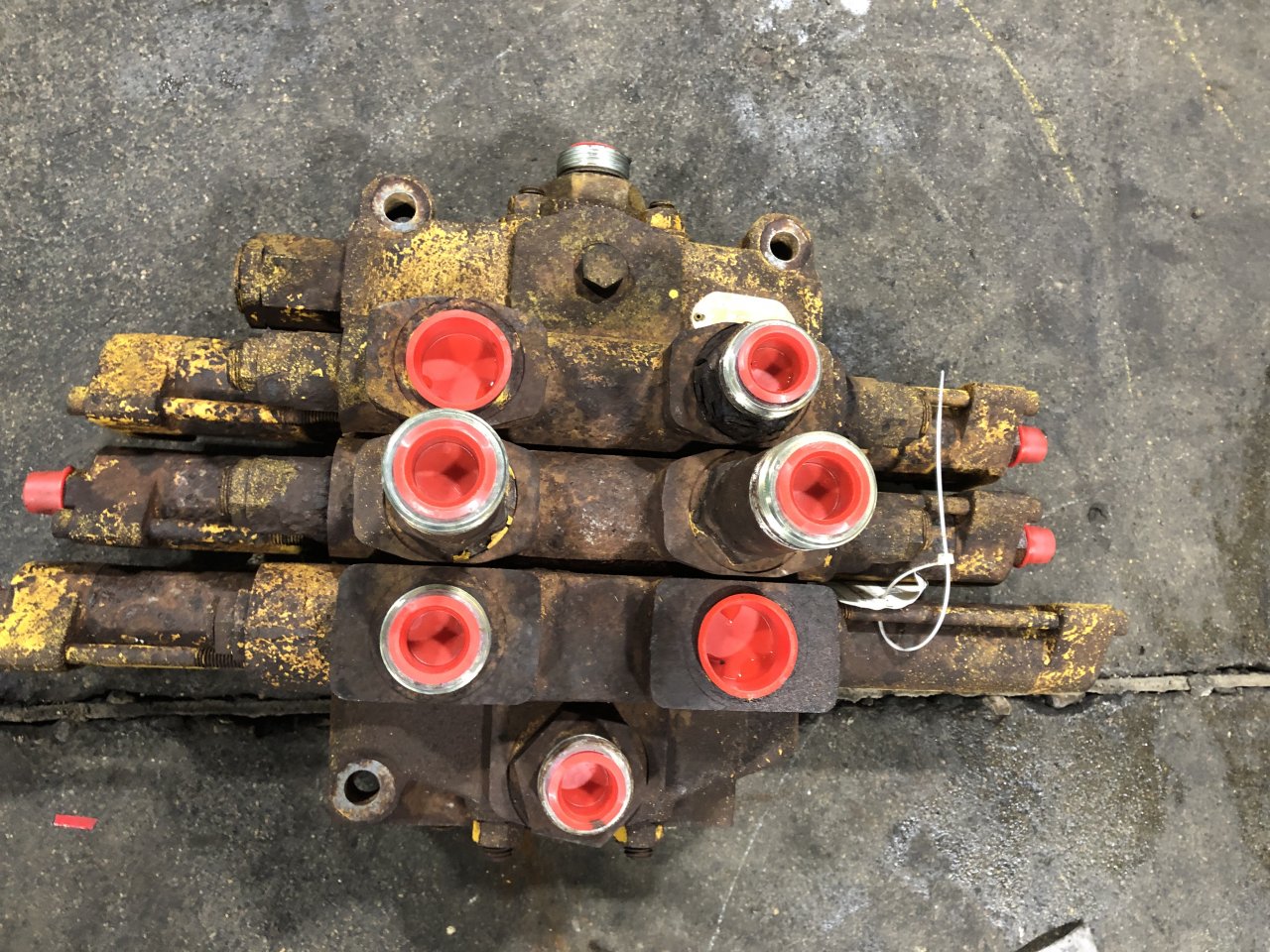 AT158112 | John Deere 544G Hydraulic Valve for Sale