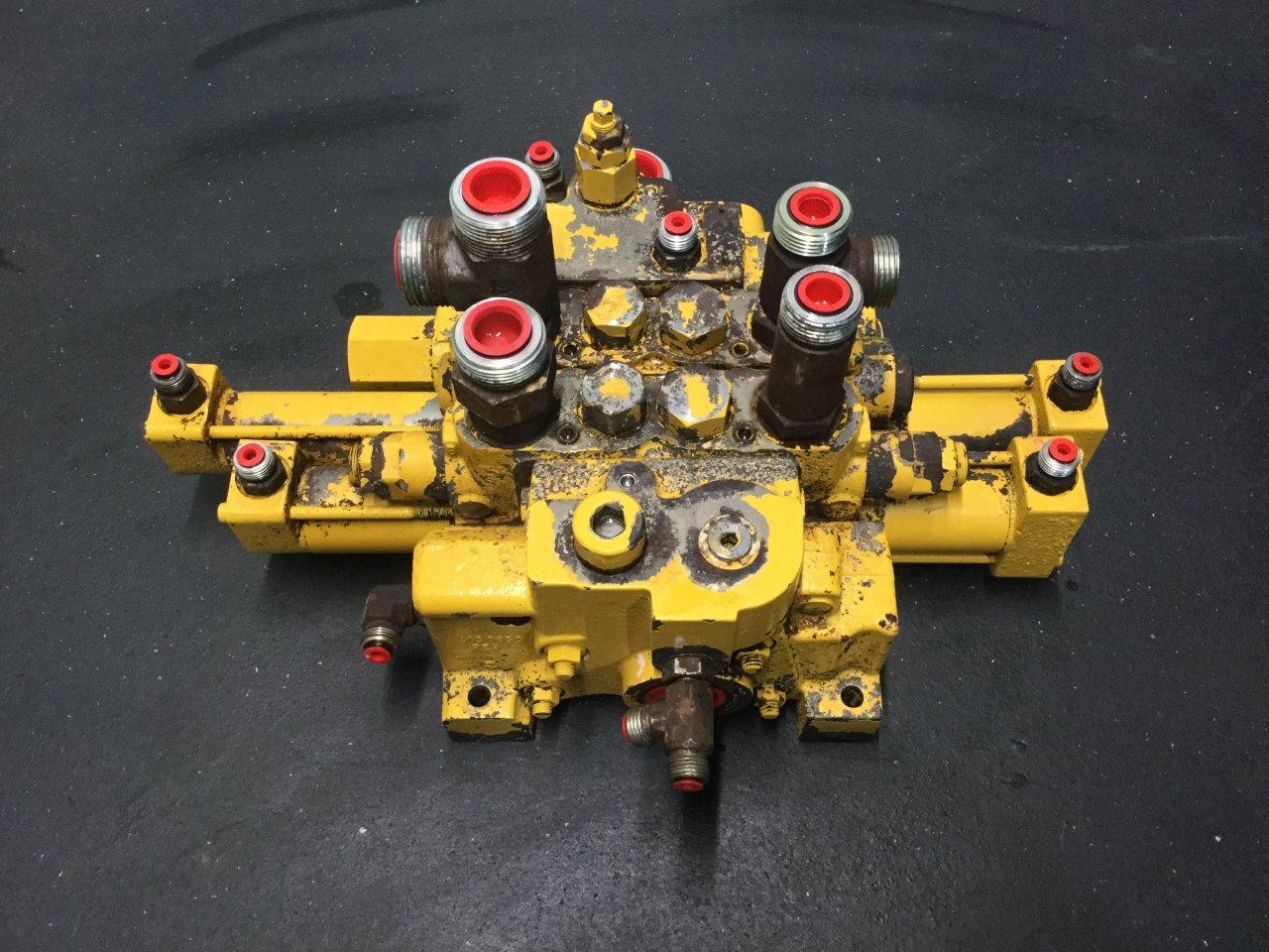 AT308386 | John Deere 544J Hydraulic Valve for Sale