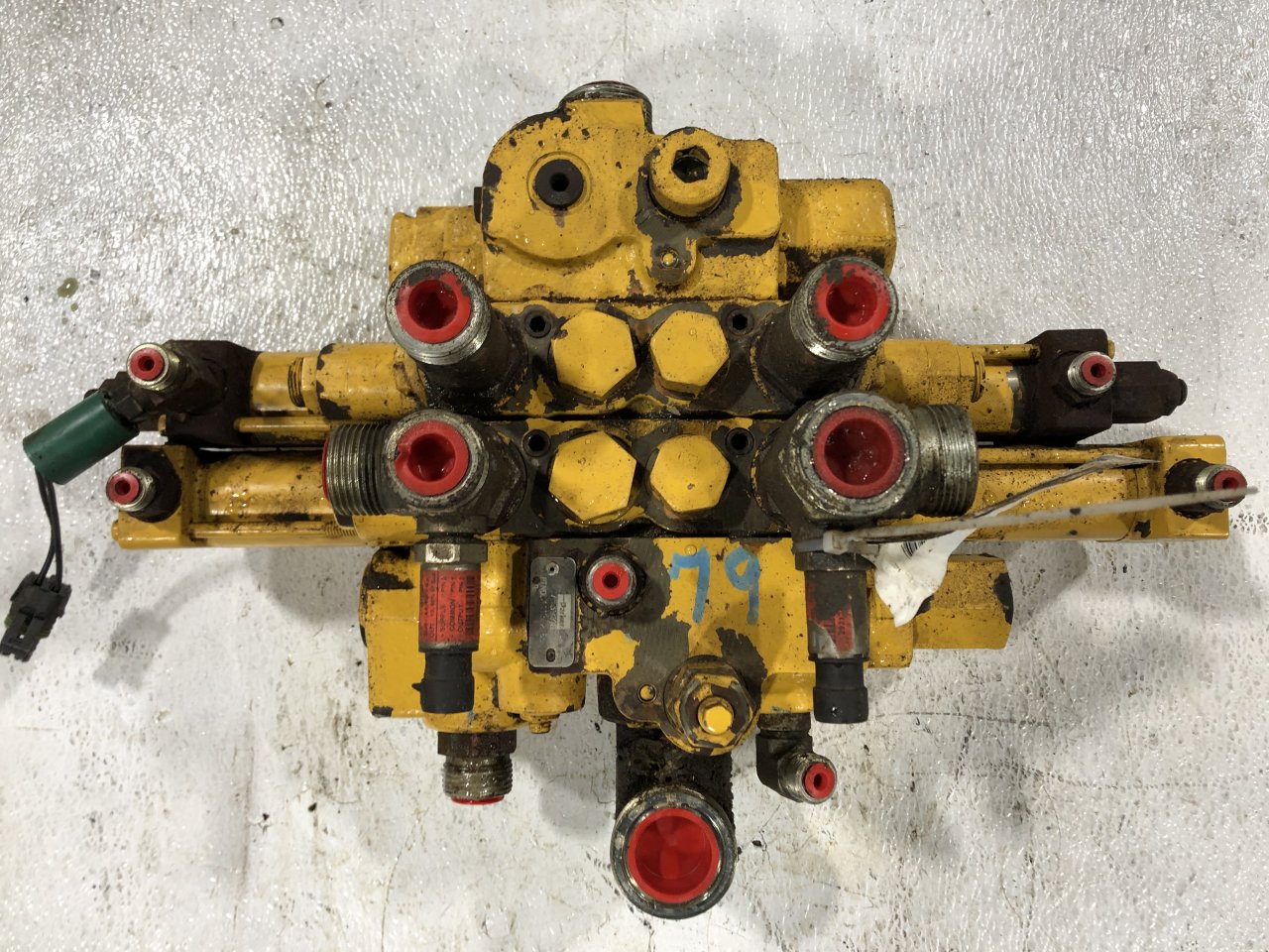 AT314009 | John Deere 624K Hydraulic Valve for Sale