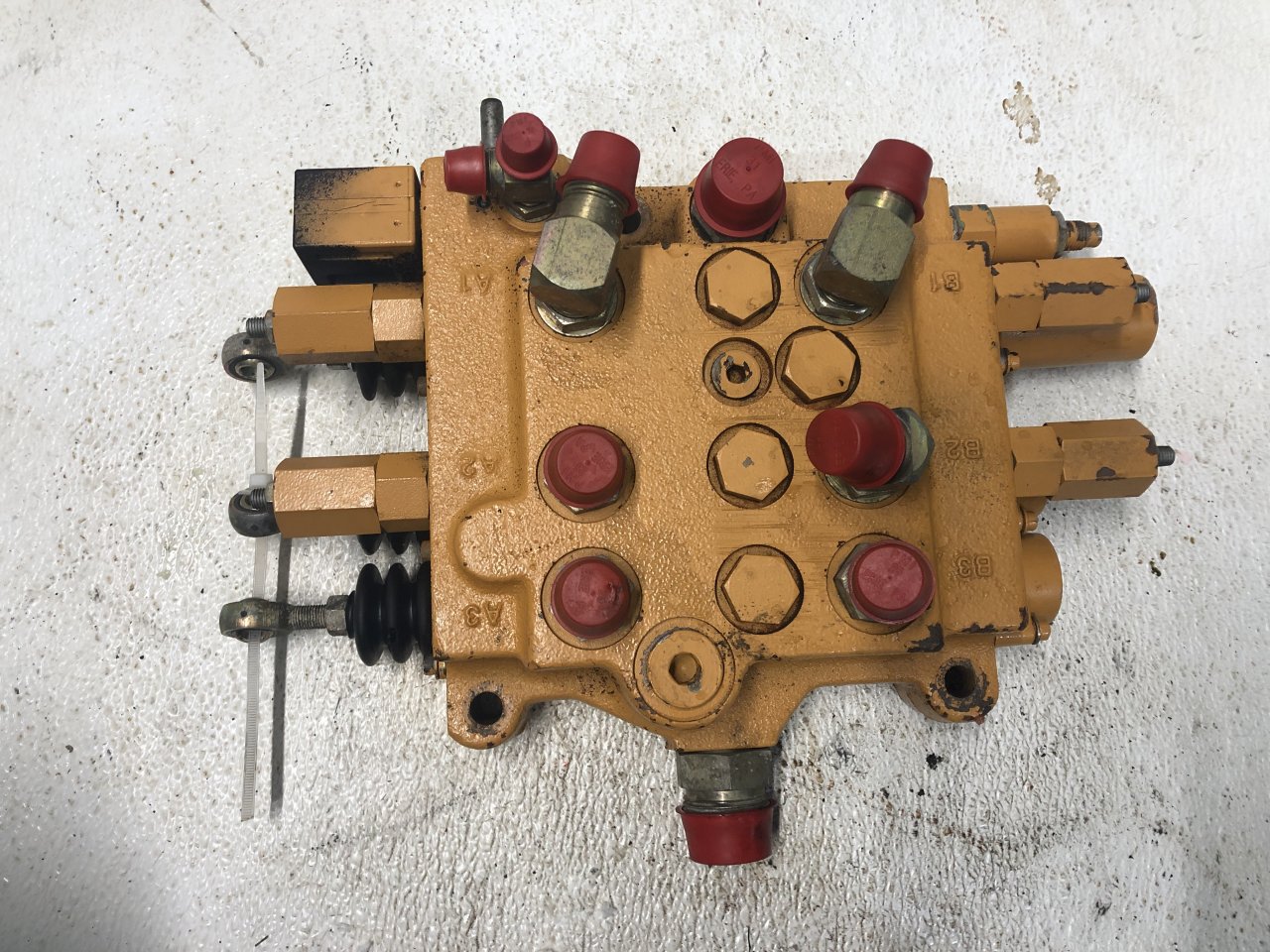 409062A2 | Case 75XT Hydraulic Valve for Sale