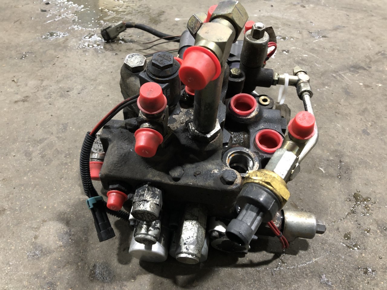 6805931 | Bobcat 873 Hydraulic Valve for Sale