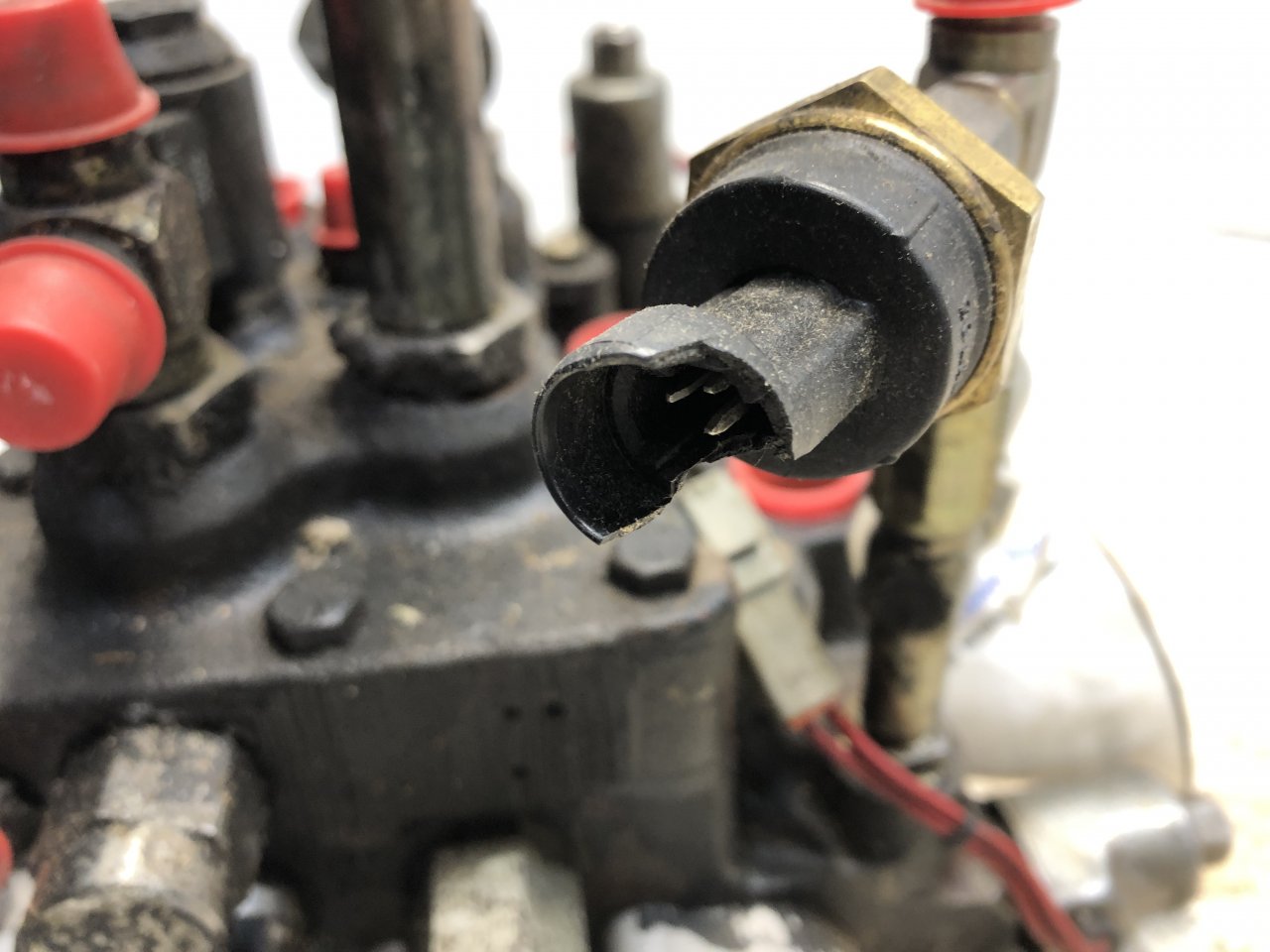 6805931 | Bobcat 873 Hydraulic Valve for Sale