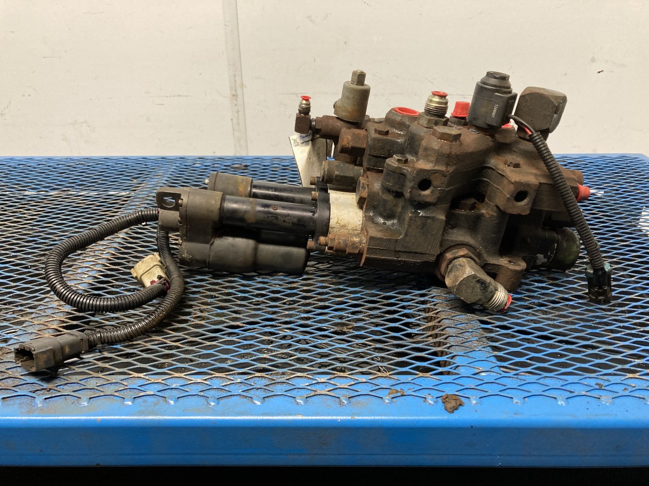 6809107 | Bobcat 873 Hydraulic Valve for Sale