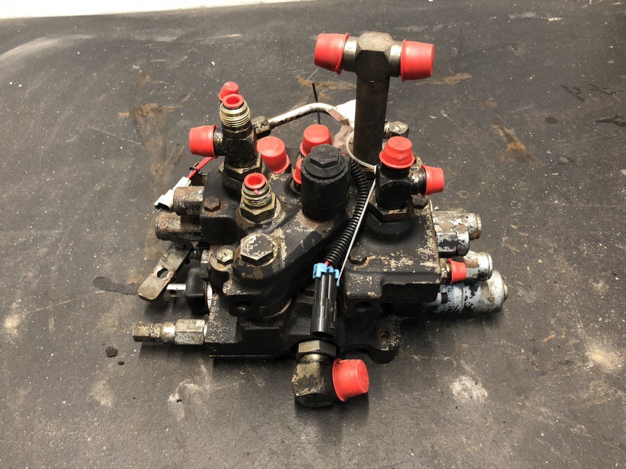 6806180 | Bobcat 873 Hydraulic Valve for Sale