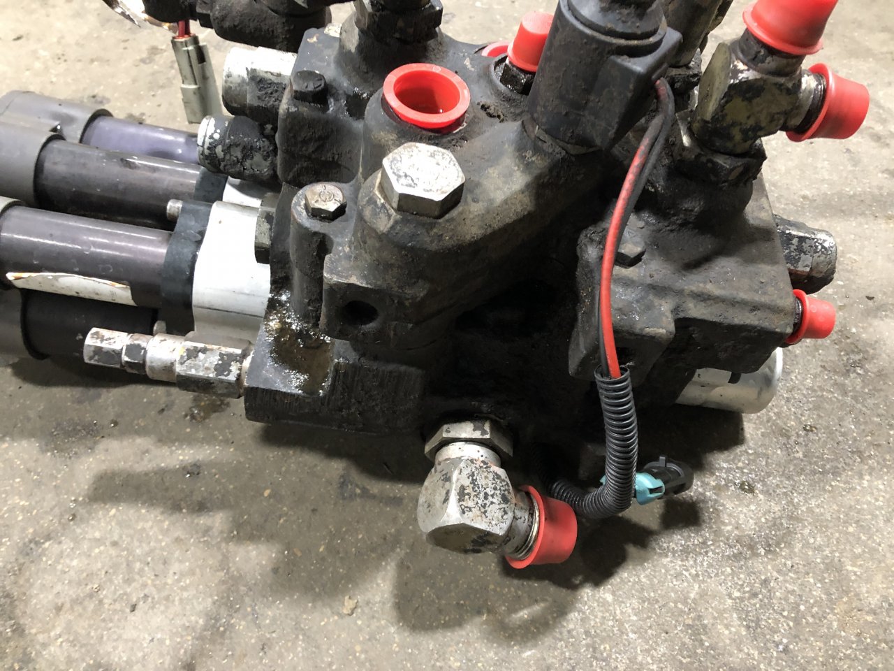 6805931 | Bobcat 873 Hydraulic Valve for Sale