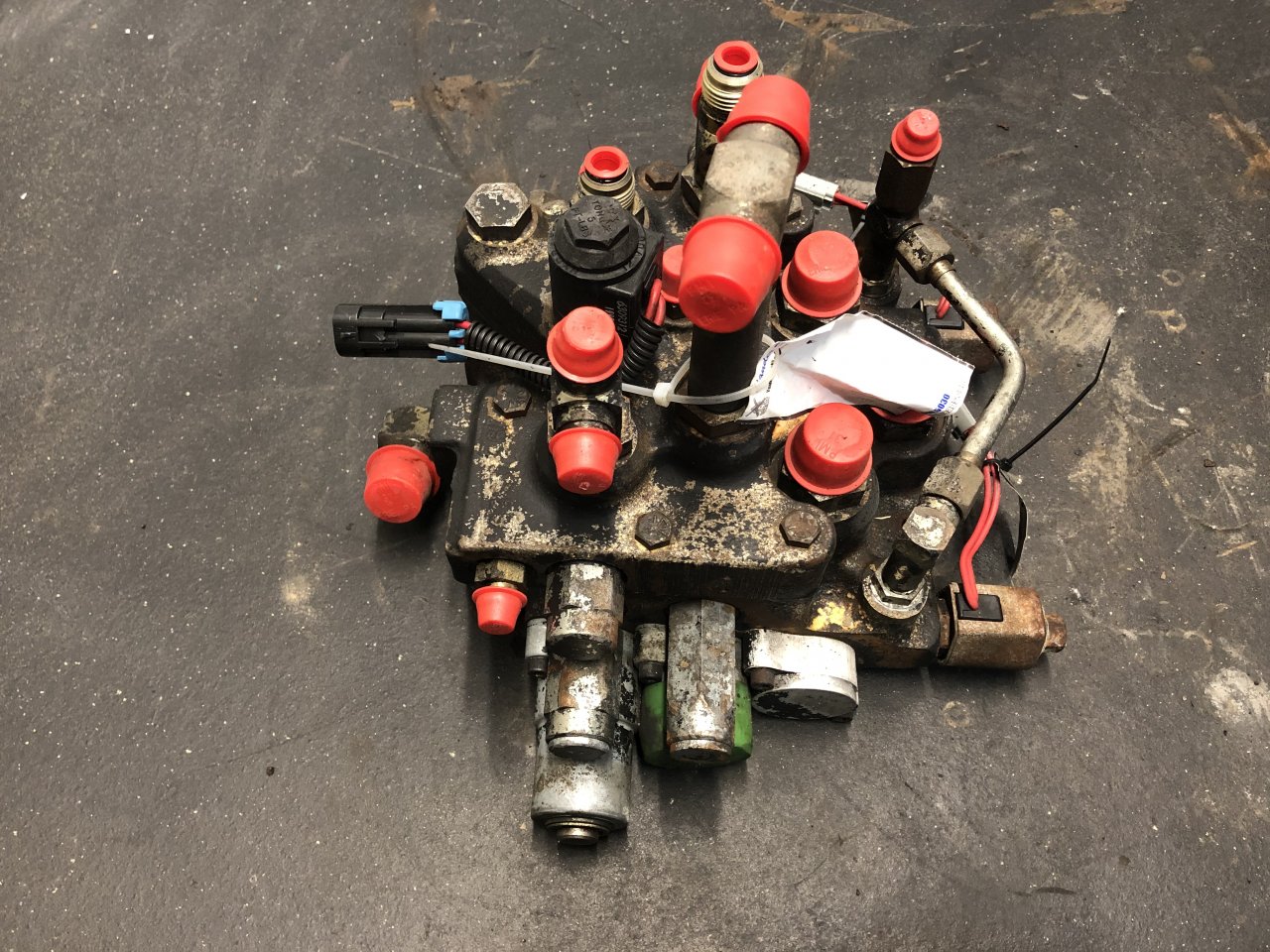 6806180 | Bobcat 873 Hydraulic Valve for Sale