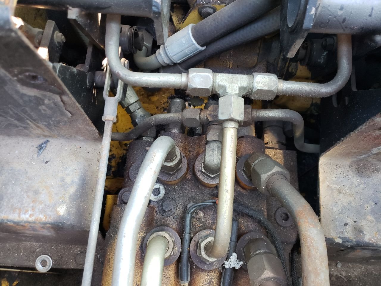 MG86541069 | John Deere 8875 Hydraulic Valve for Sale