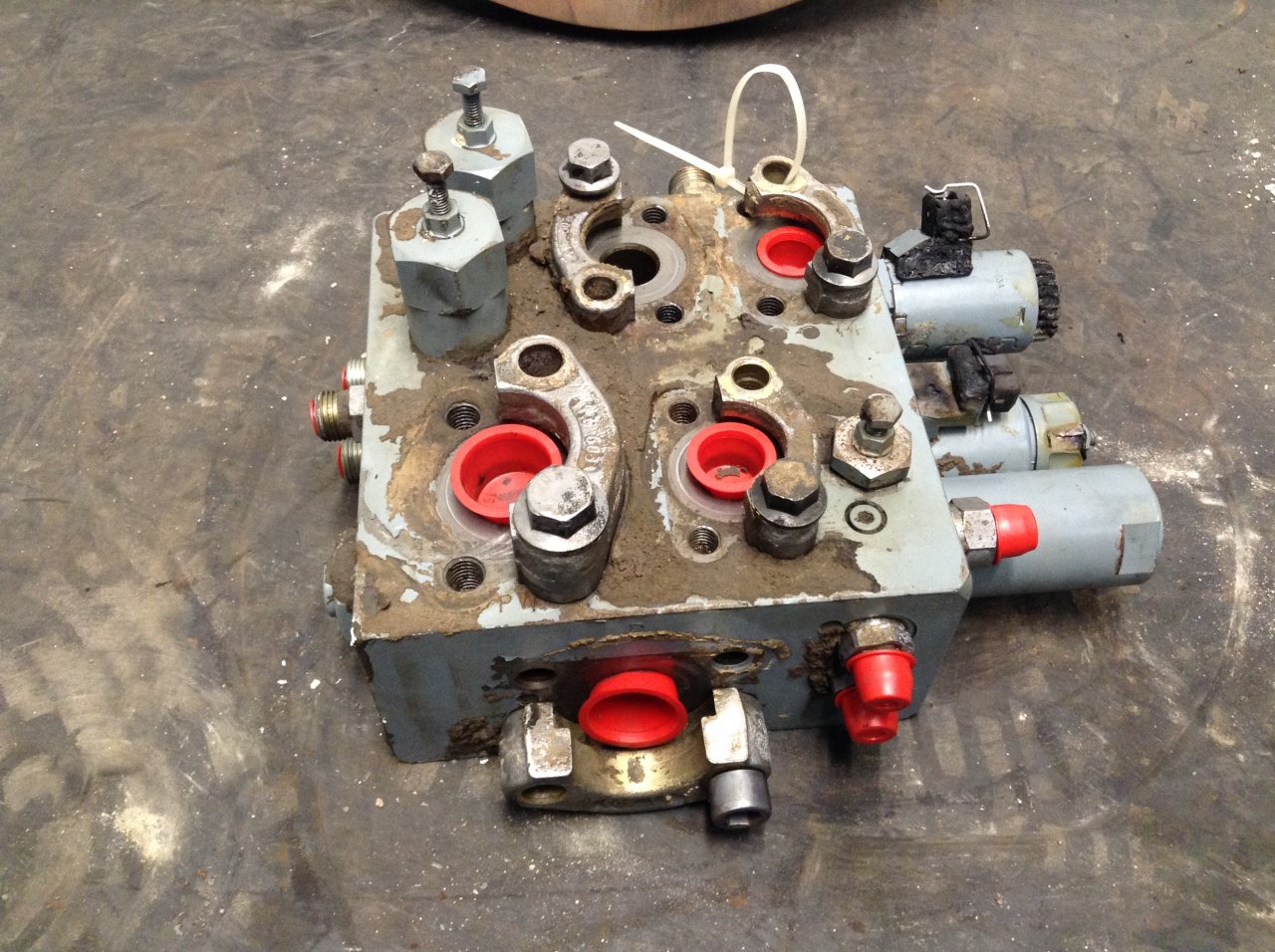 Volvo L220E Hydraulic Valve for Sale