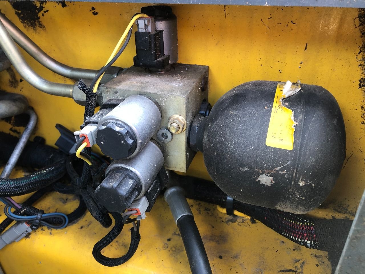 184363 a | Gehl R220 Hydraulic Valve for Sale