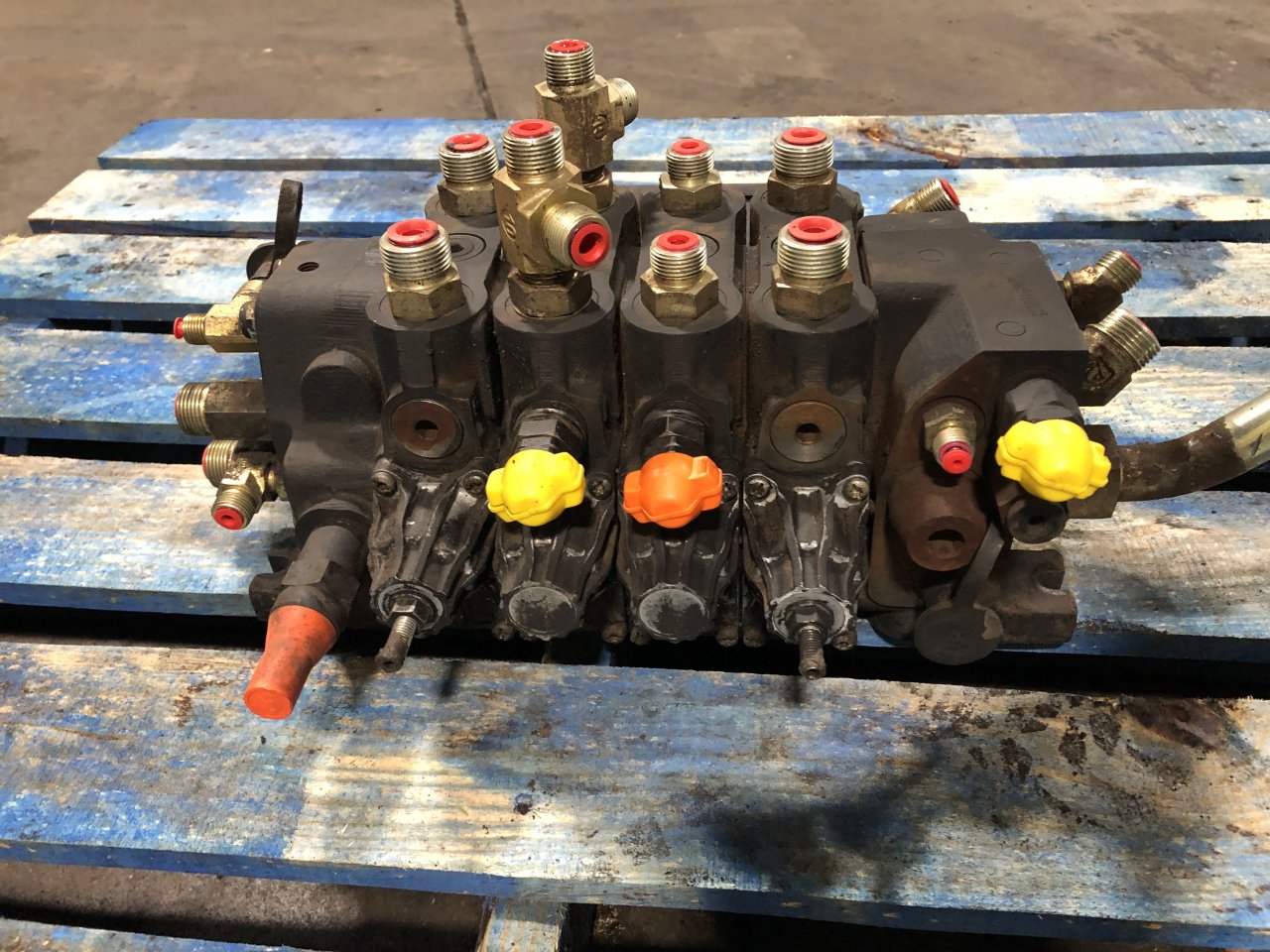 242-7958 | CAT TH580B Hydraulic Valve for Sale