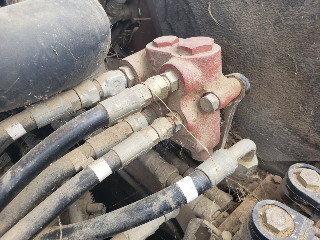 1901736100 | Takeuchi TL130 Hydraulic Valve for Sale