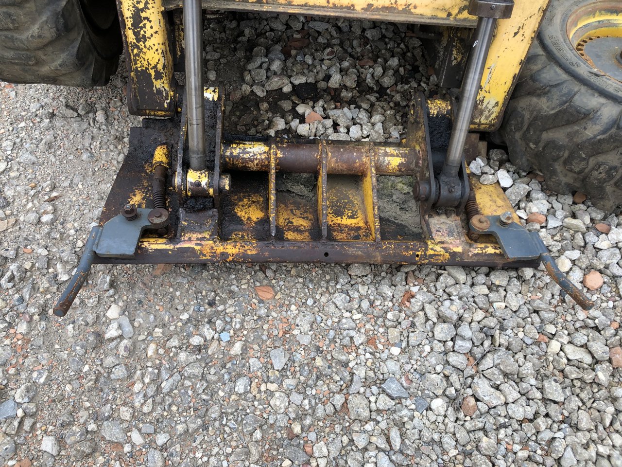 Gehl 6635 SXT2 Quick Coupler for Sale