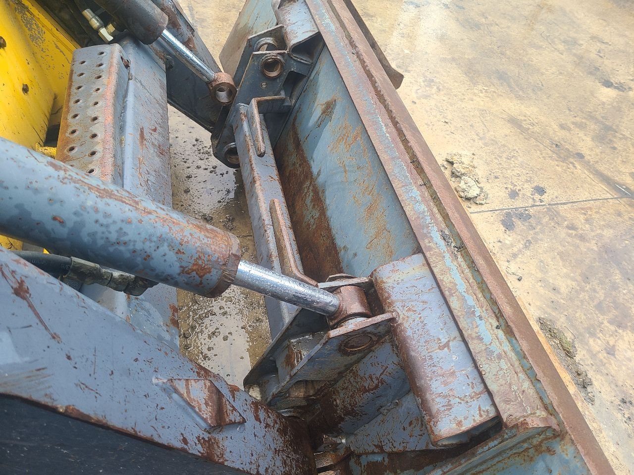 86601599 | New Holland LS190 Quick Coupler for Sale