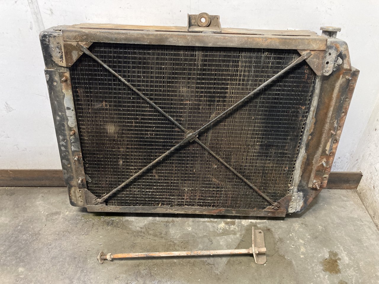 AT71241 | John Deere 670A Radiator for Sale