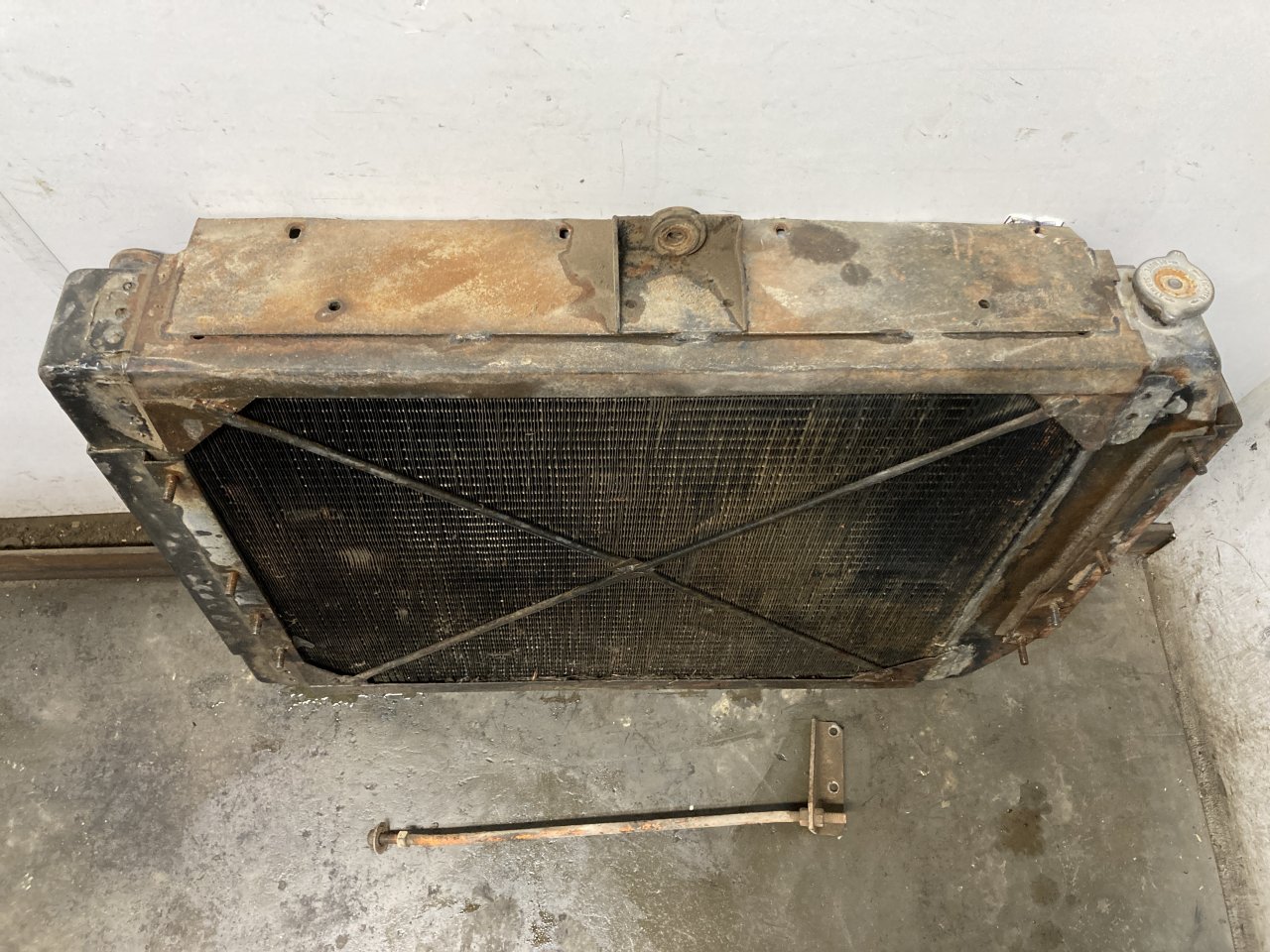 AT71241 | John Deere 670A Radiator for Sale