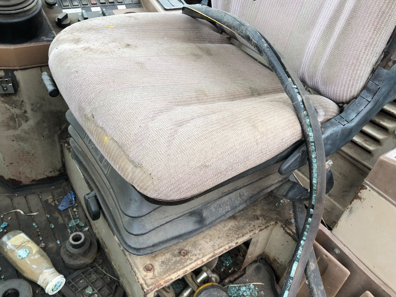 AT159385 | John Deere 544G Seat for Sale