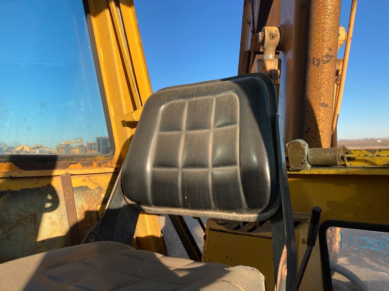 L57148 | Case 680E Seat for Sale