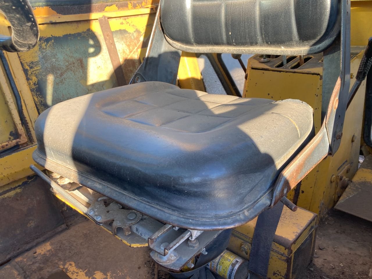 L57148 | Case 680E Seat for Sale