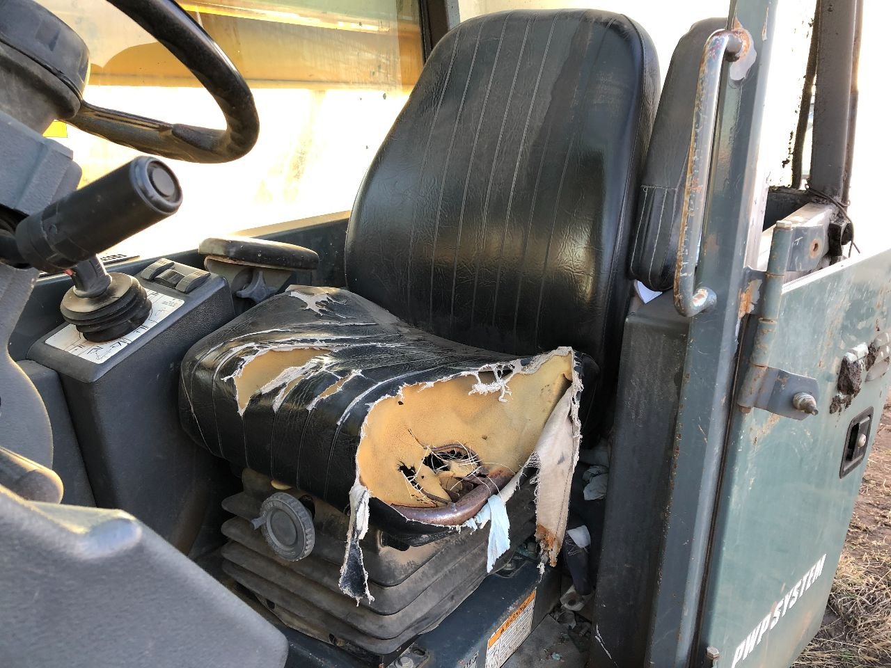 100135 | Gehl DL10H55 Seat for Sale