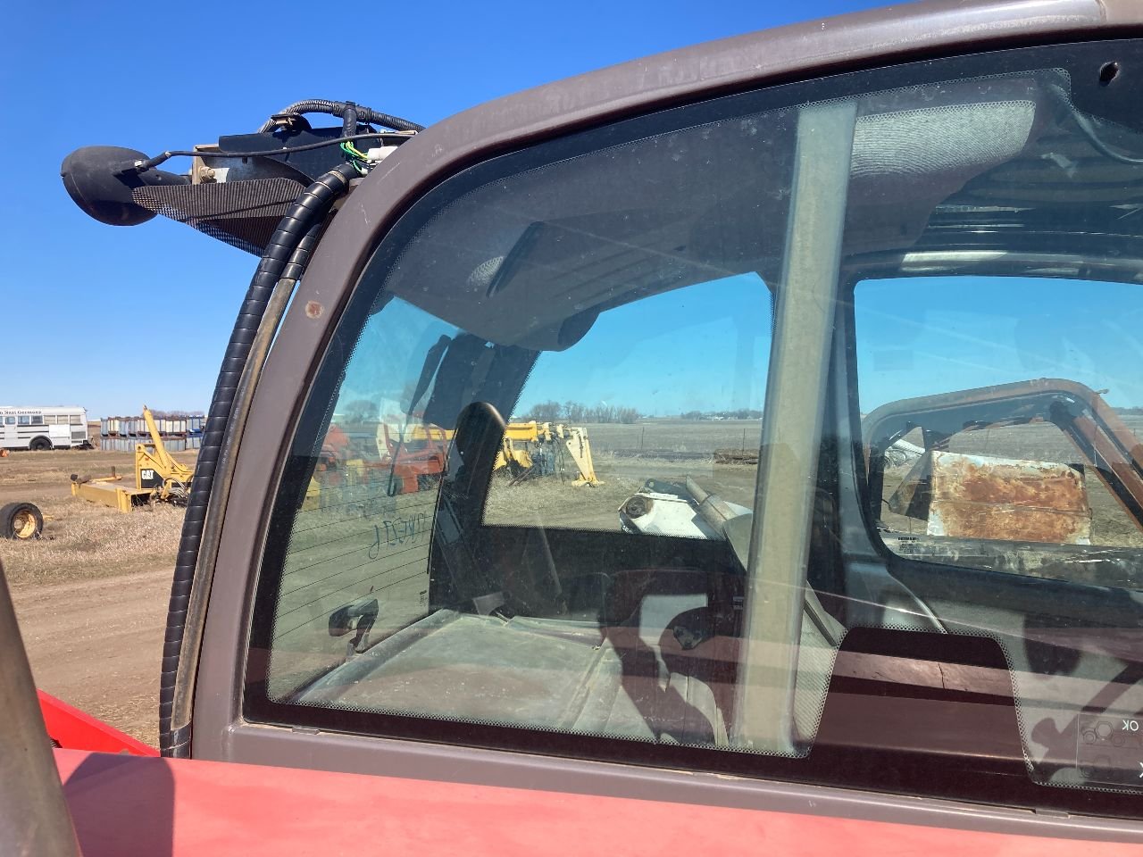 750013 | Manitou MLT840-115 Equip Side Glass for Sale