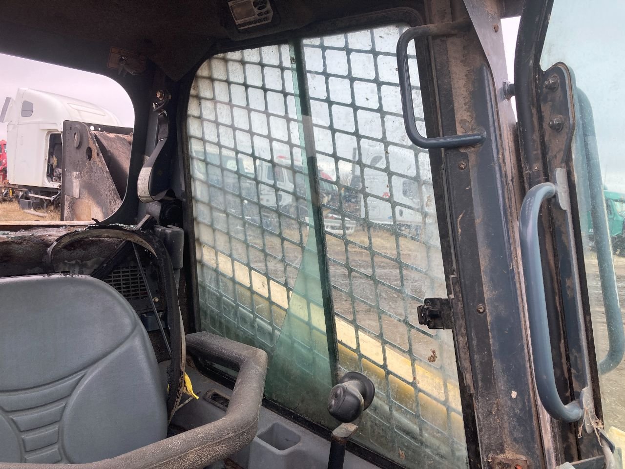 50301849 | Gehl R165 Equip Side Glass for Sale