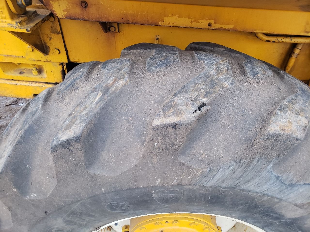 International 3850 Tire and Rim for Sale