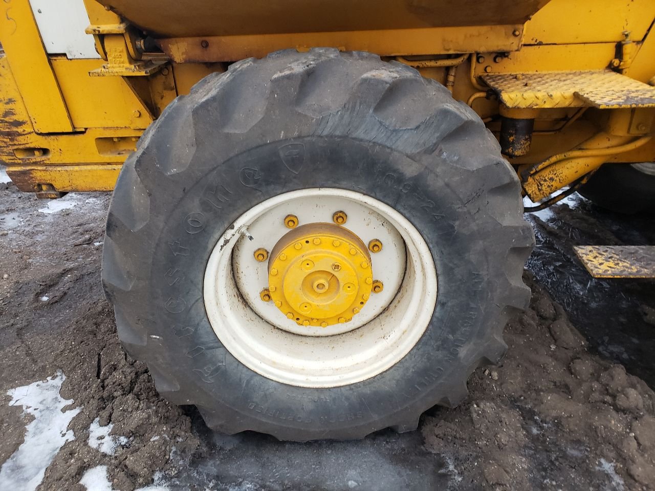 International 3850 Tire and Rim for Sale