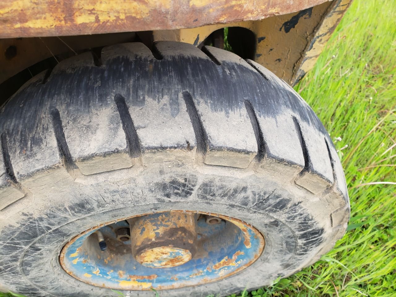Hyster H40H Tire and Rim for Sale