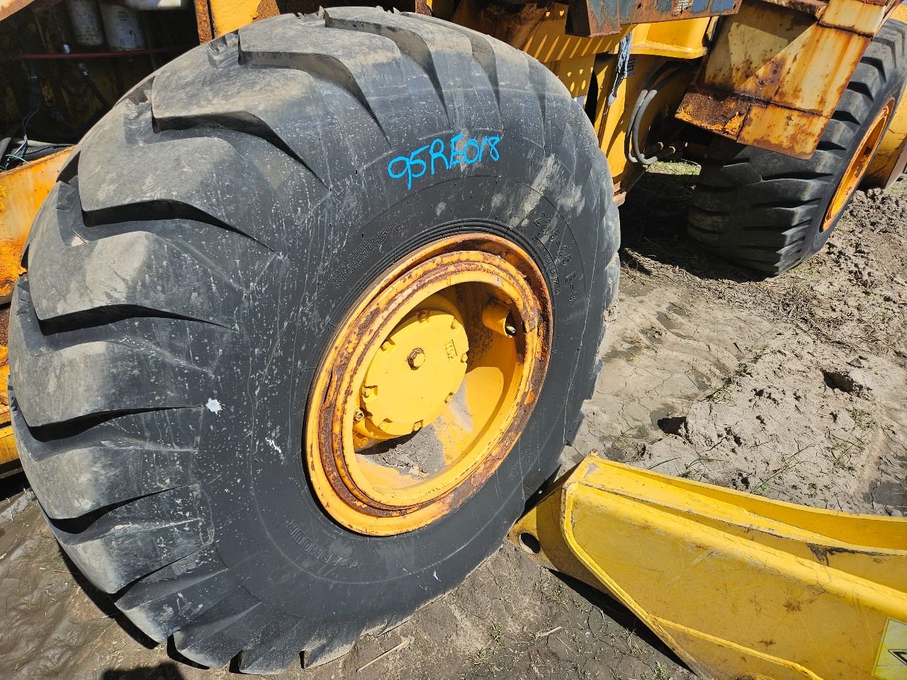 Komatsu WA380-1 Tire and Rim for Sale