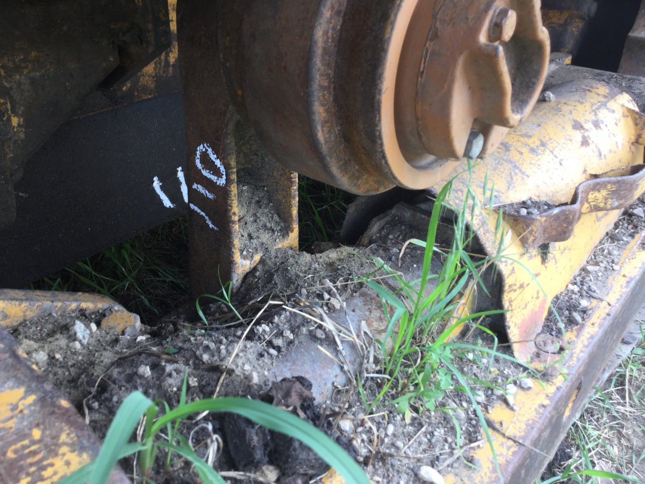AT31129 | John Deere 555A Track Roller for Sale