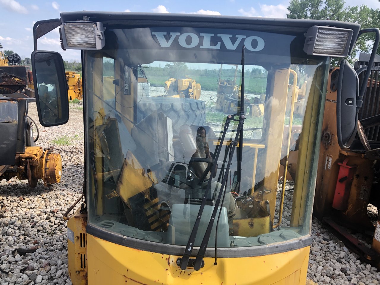 Volvo L90B Windshield Glass for Sale