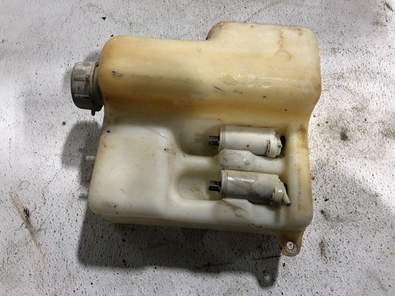 Volvo L90B Windshield Washer Reservoir for Sale