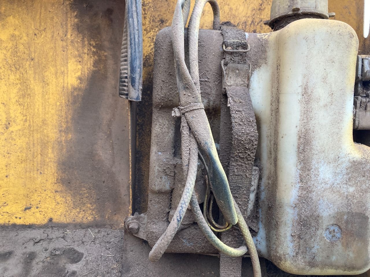 Volvo L90B Windshield Washer Reservoir for Sale